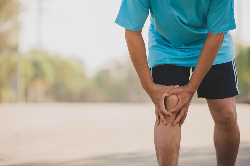 4 Issues That Might Be Behind the Sharp Pain in Your Kneecap